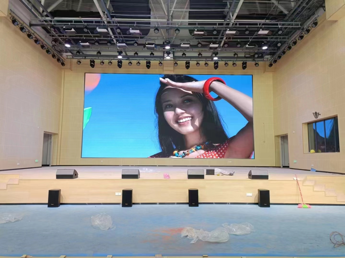 How to choose the right resolution for LED indoor display in shopping ...